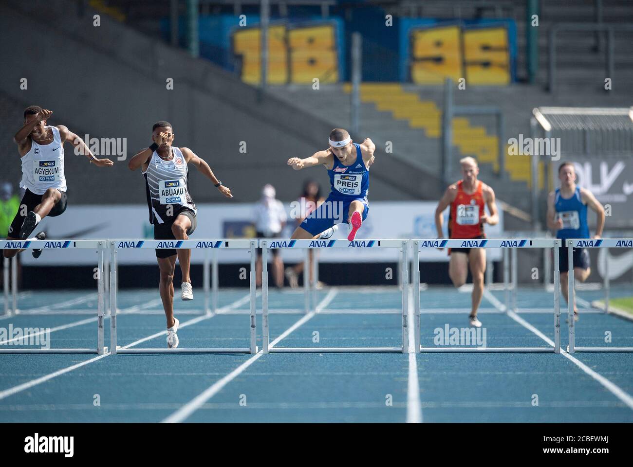 Action from the mens 400m final hi-res stock photography and images - Alamy