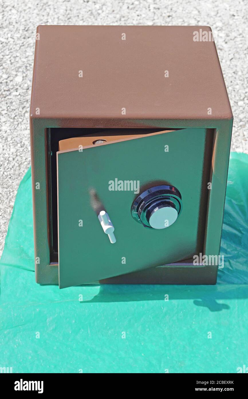 Open door at unlocked safe box Stock Photo - Alamy
