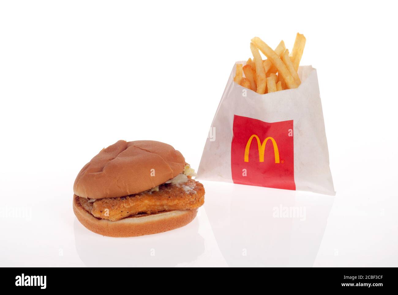 Takeaway chicken and chips hi-res stock photography and images - Alamy