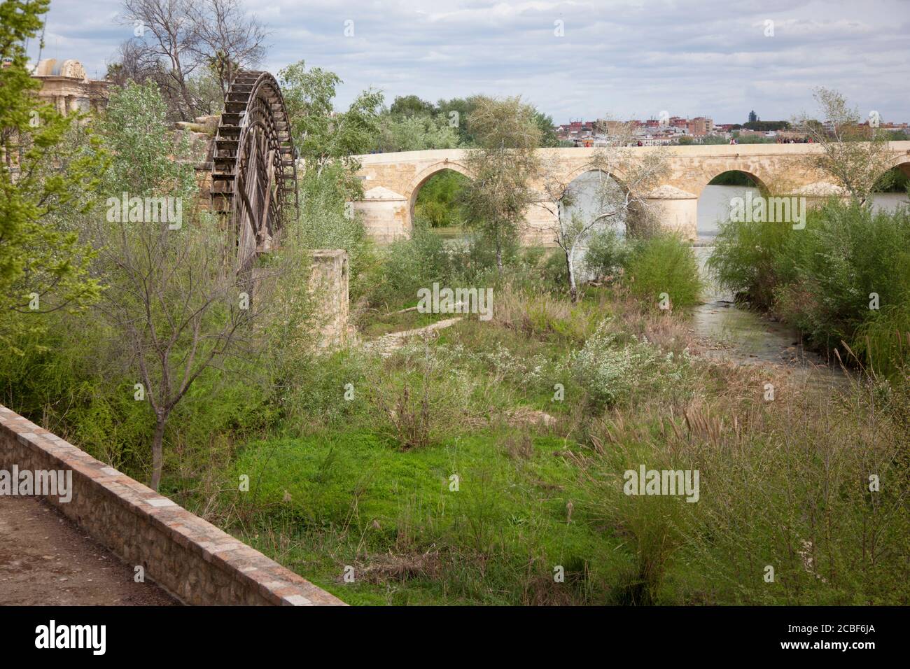 Roman bridge cordoba crossing hi-res stock photography and images - Alamy