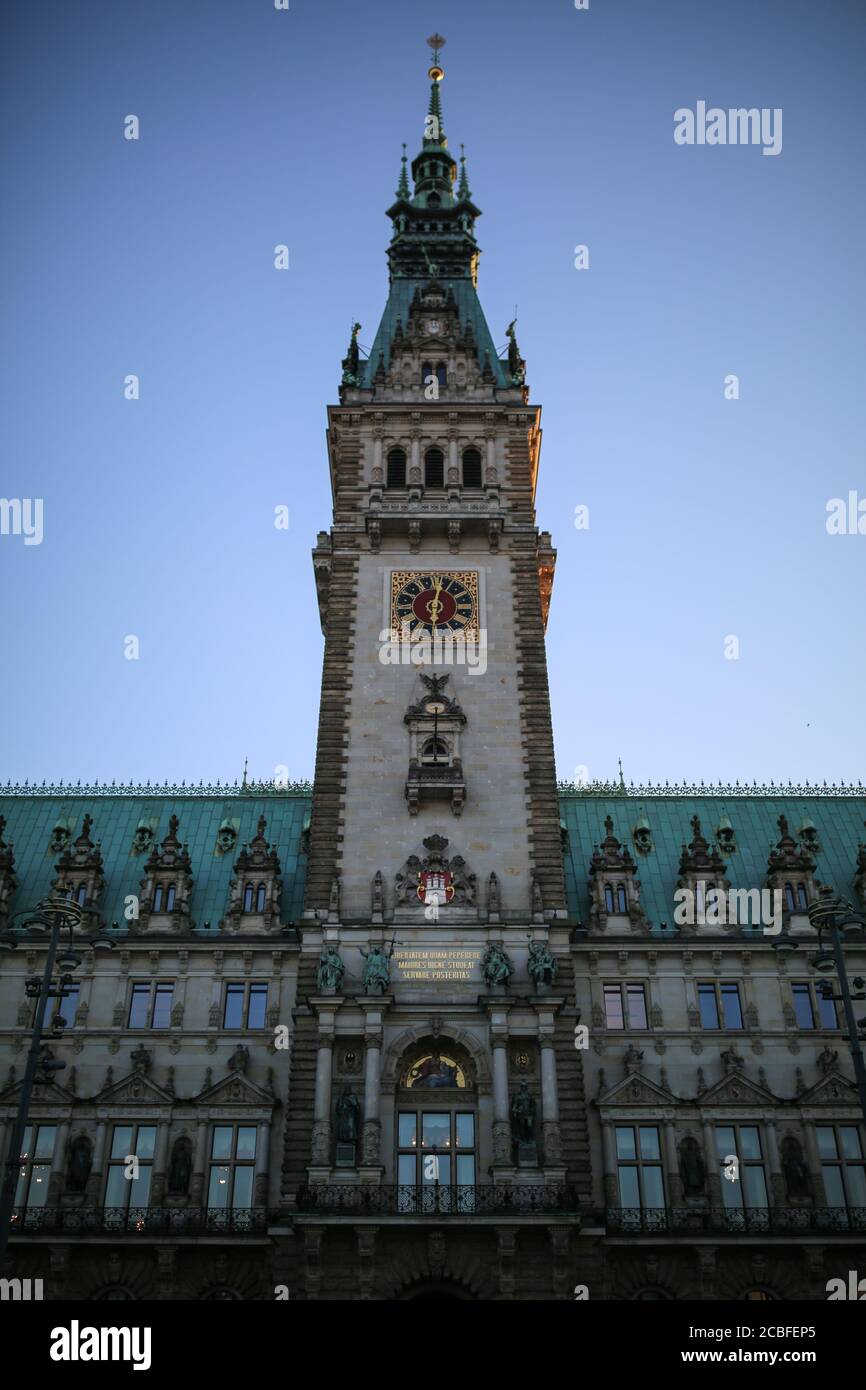 Hamburg city hall hi-res stock photography and images - Alamy