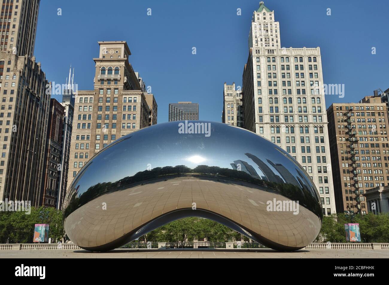CHICAGO, IL -7 JUL 2020- View of the Cloud Gate sculpture, nicknamed ...