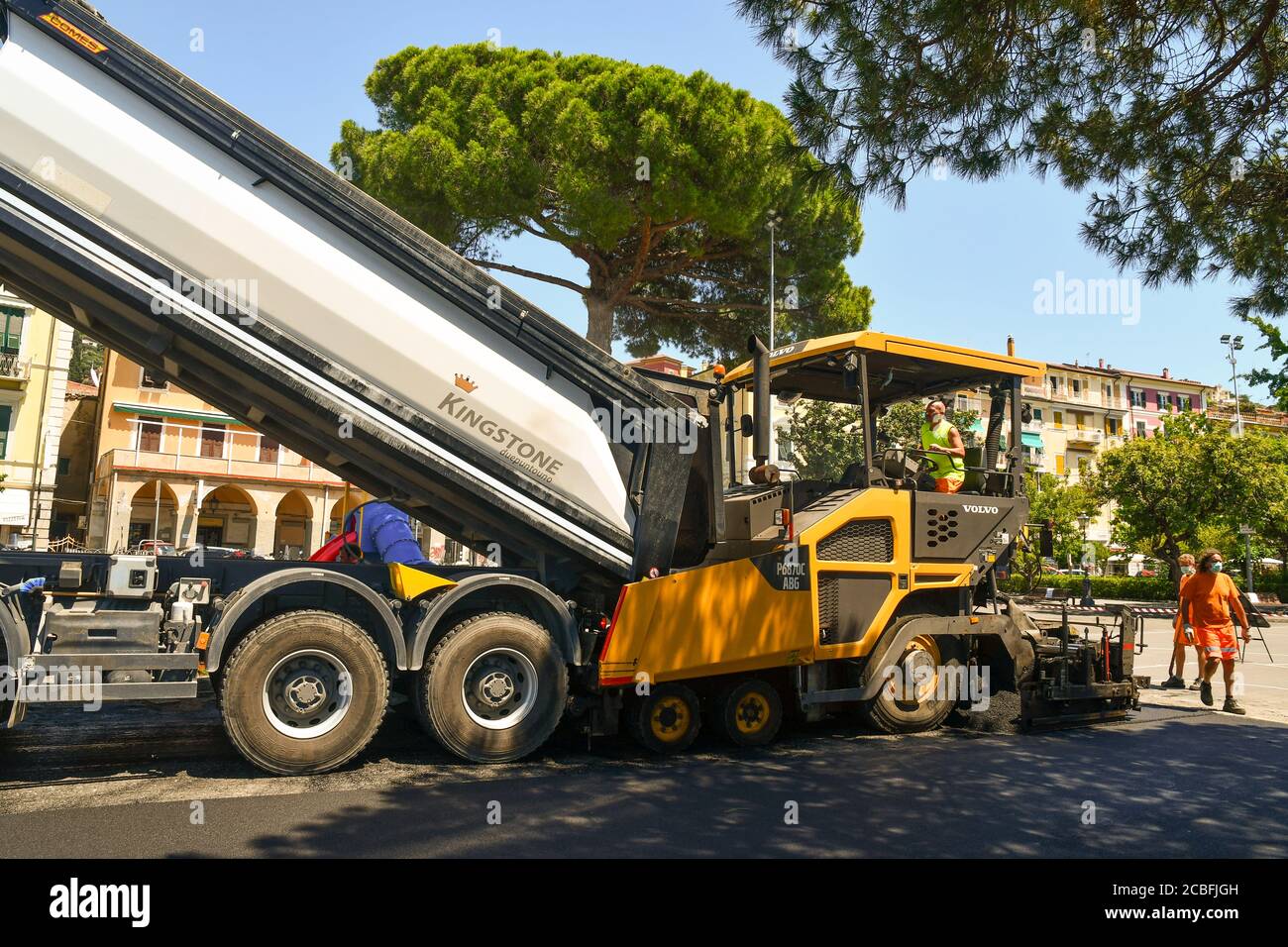Asphalt road machine hi-res stock photography and images - Alamy