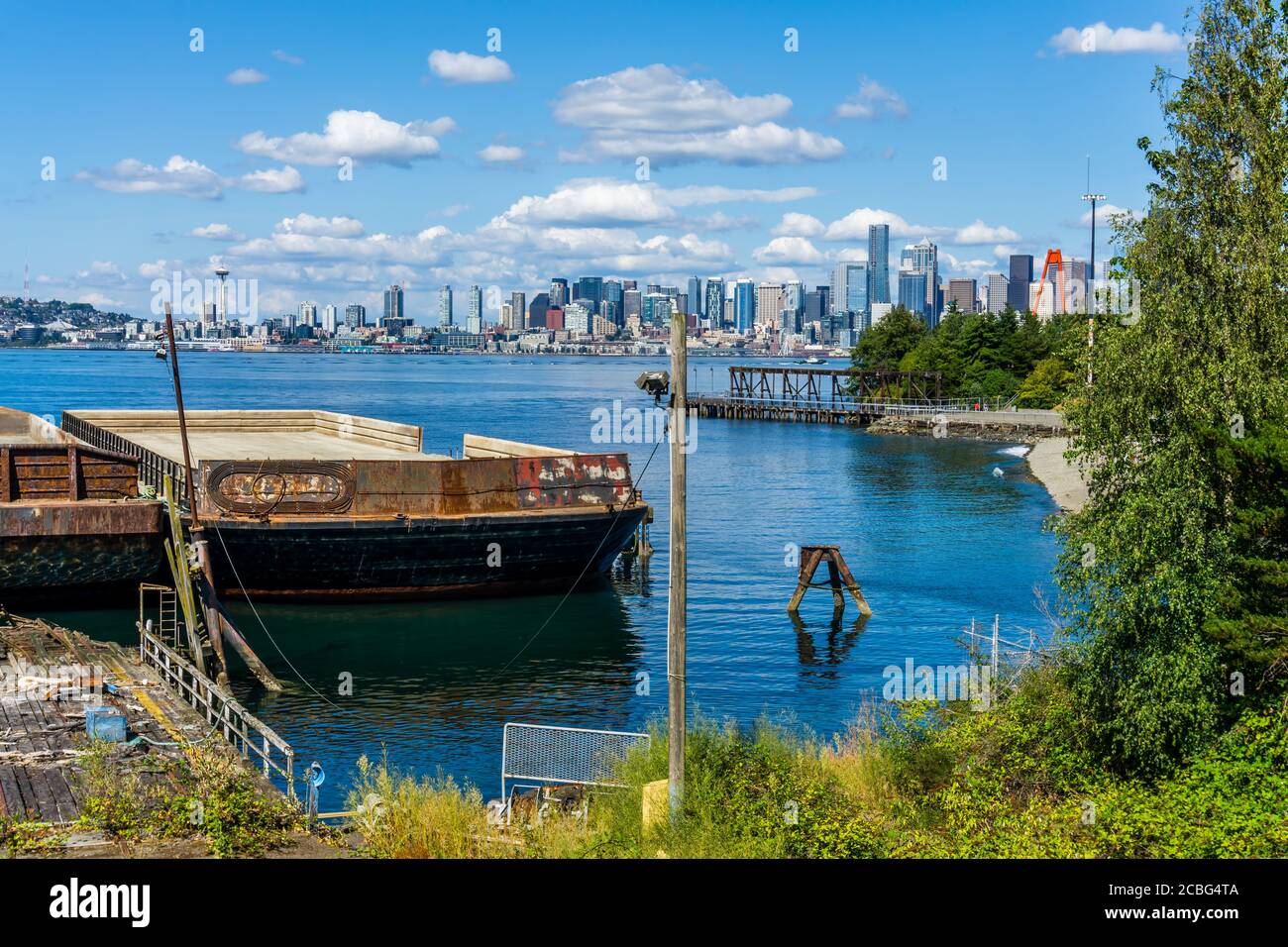 An view of a barge and the Seattle skyline Stock Photo - Alamy