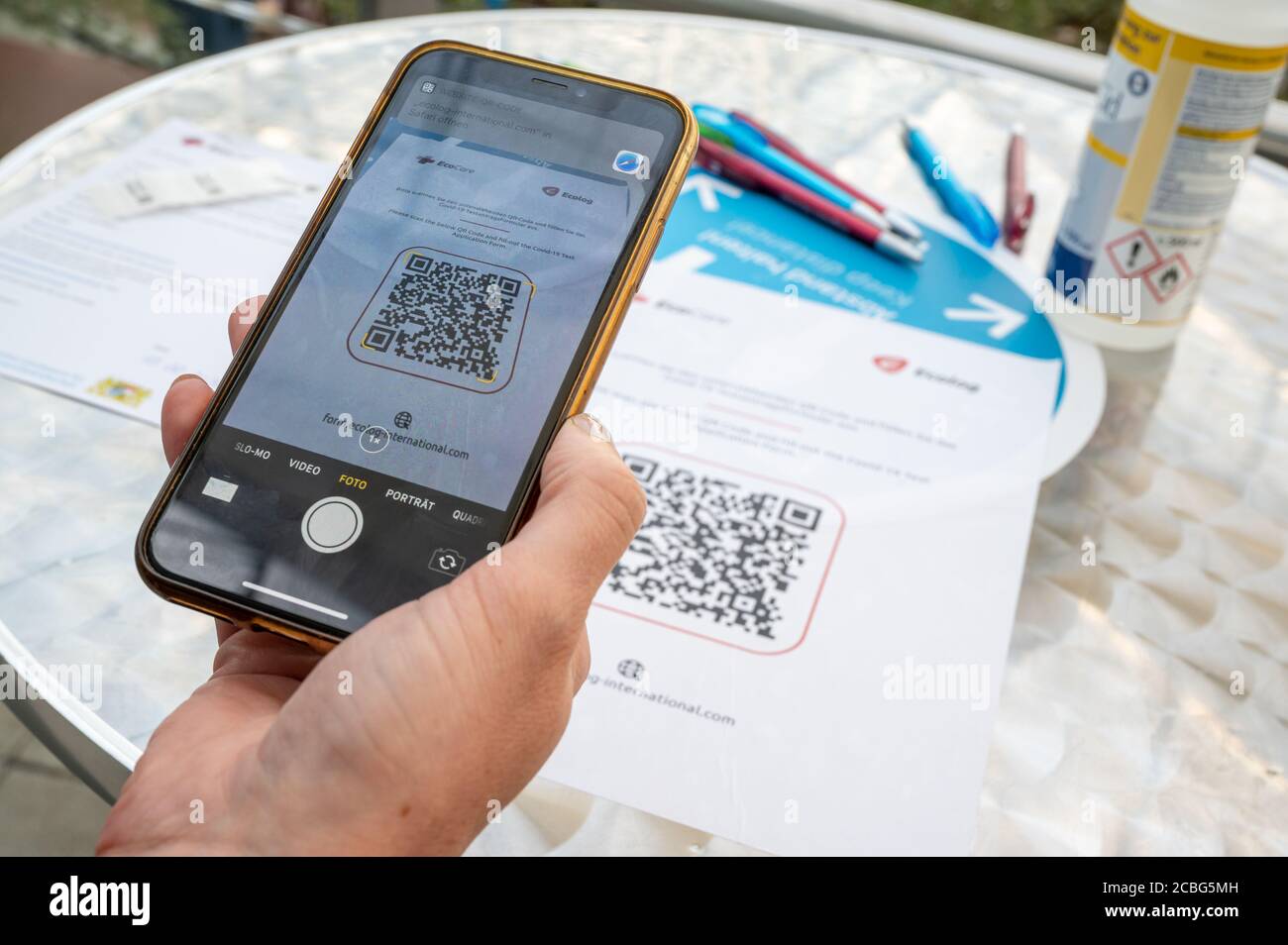 ILLUSTRATION - 13 August 2020, Bavaria, Munich: A woman scans a digital ...
