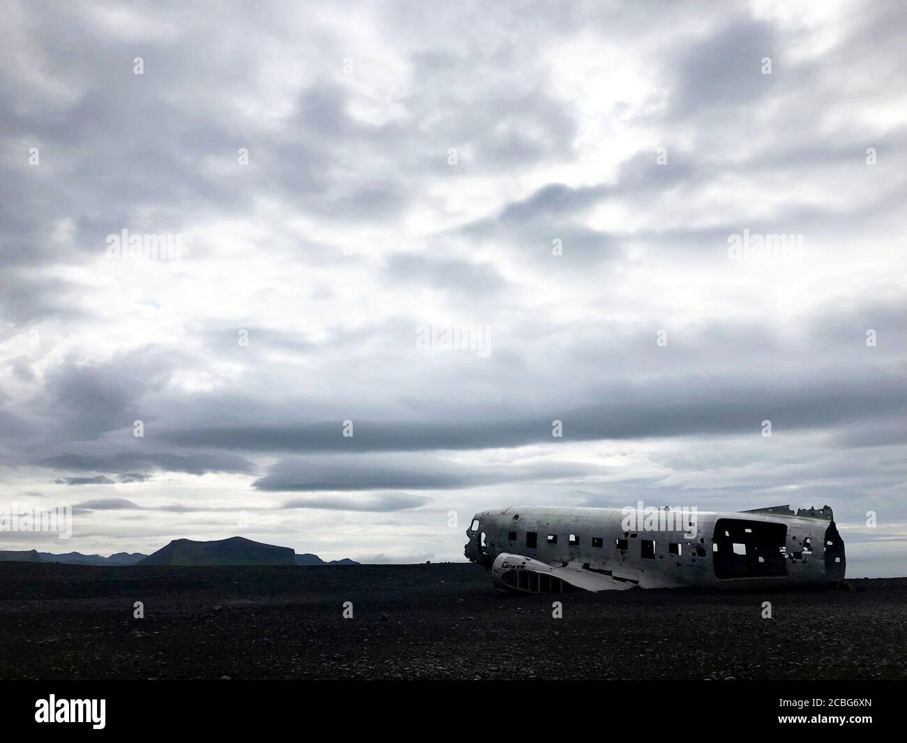 Abandoned Plane on Black Sand Beach In Iceland (Afar Stock Photo - Alamy