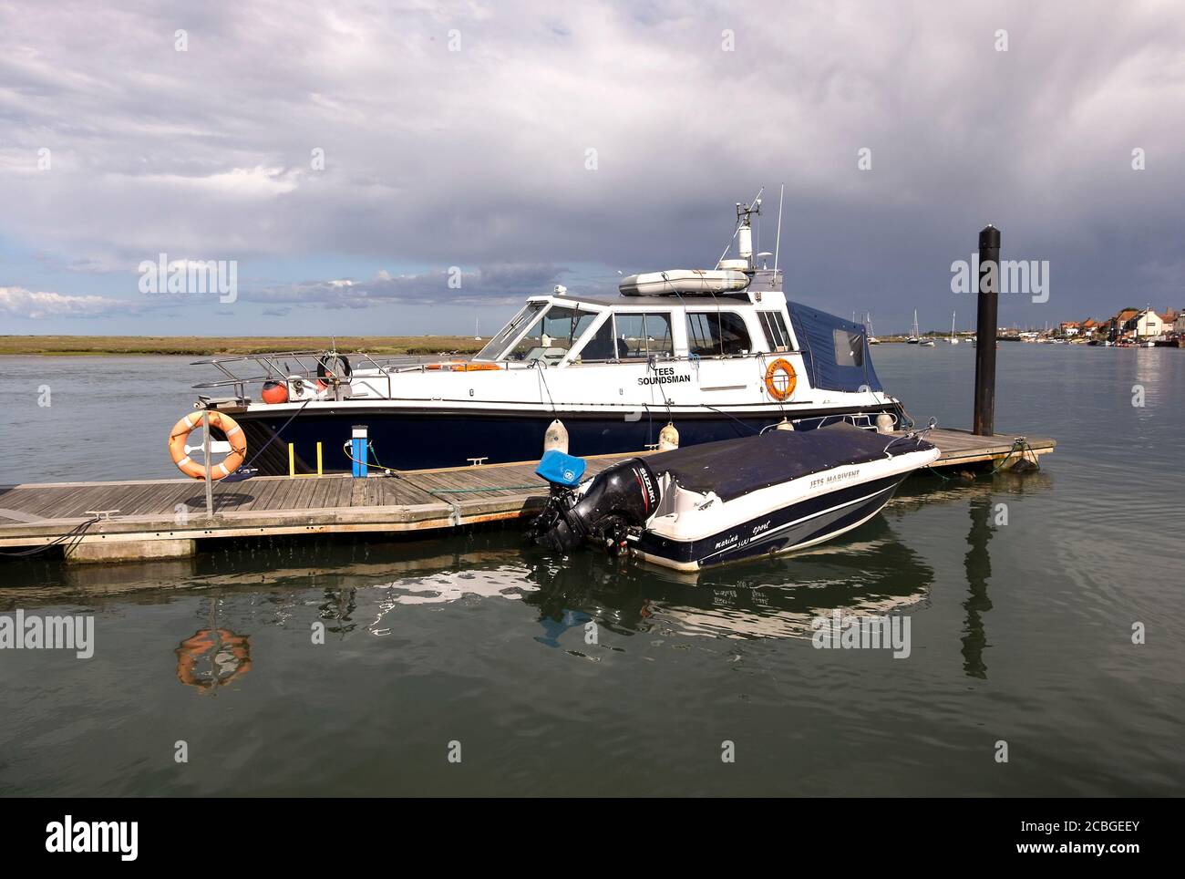 Town quay floating dock hi-res stock photography and images - Alamy