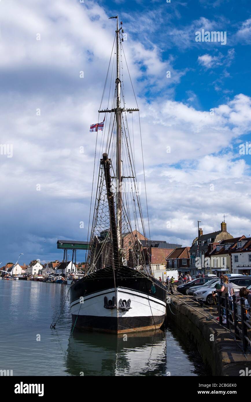 Mast rigging tied moored dock hi-res stock photography and images - Alamy