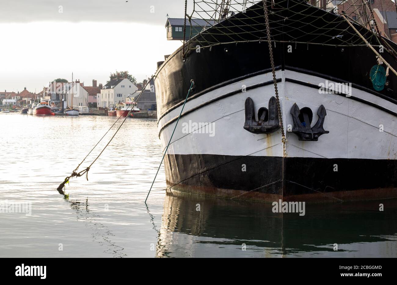 Mast rigging tied moored dock hi-res stock photography and images - Alamy
