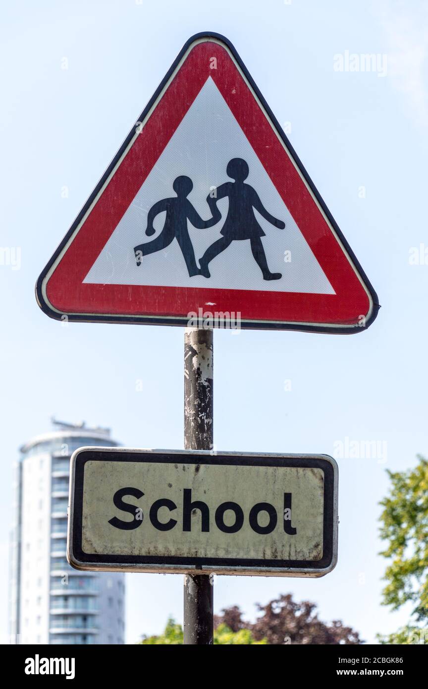 Road signs warning school children hi-res stock photography and images ...