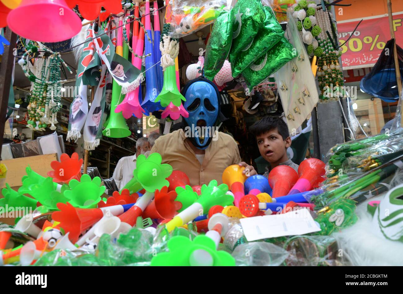 Peshawar, Pakistan. 13th Aug, 2020. Pakistan flags and buntings being ...
