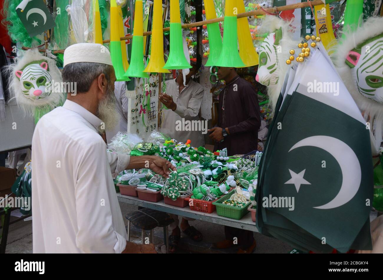 Peshawar, Pakistan. 13th Aug, 2020. Pakistan flags and buntings being ...
