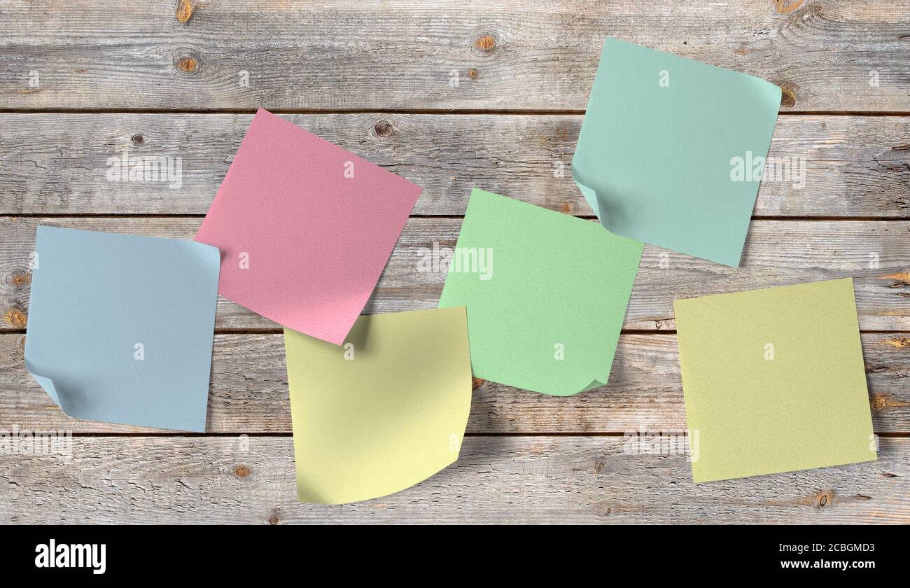 Wooden wall with blank sticky notes Stock Photo - Alamy