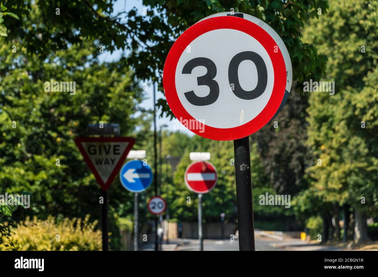 30 mph speed limit board on UK roads Stock Photo - Alamy