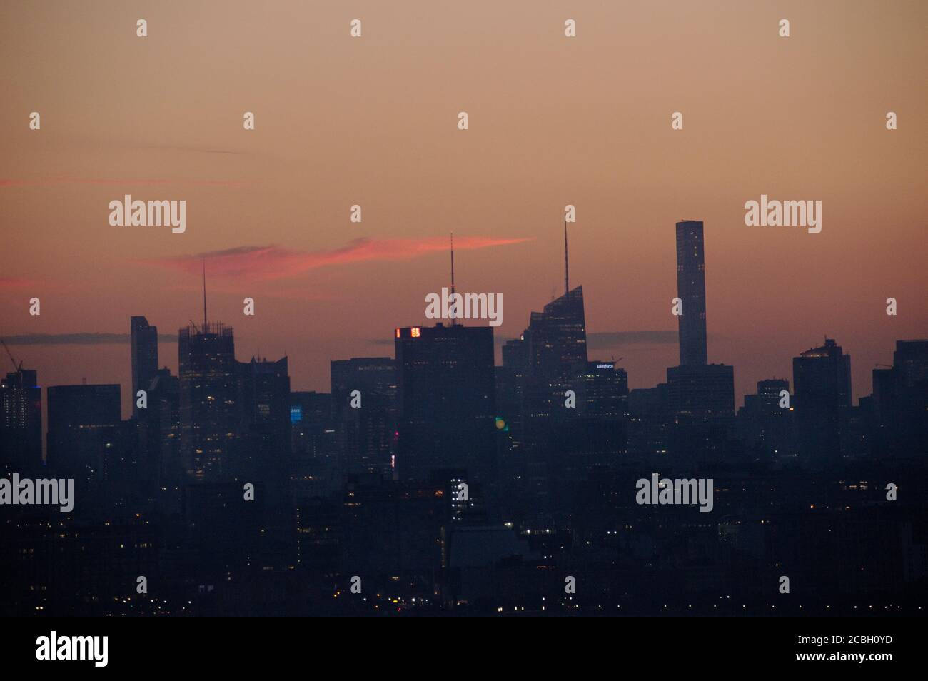 First light silhouettes midtown manhattan hi-res stock photography and ...