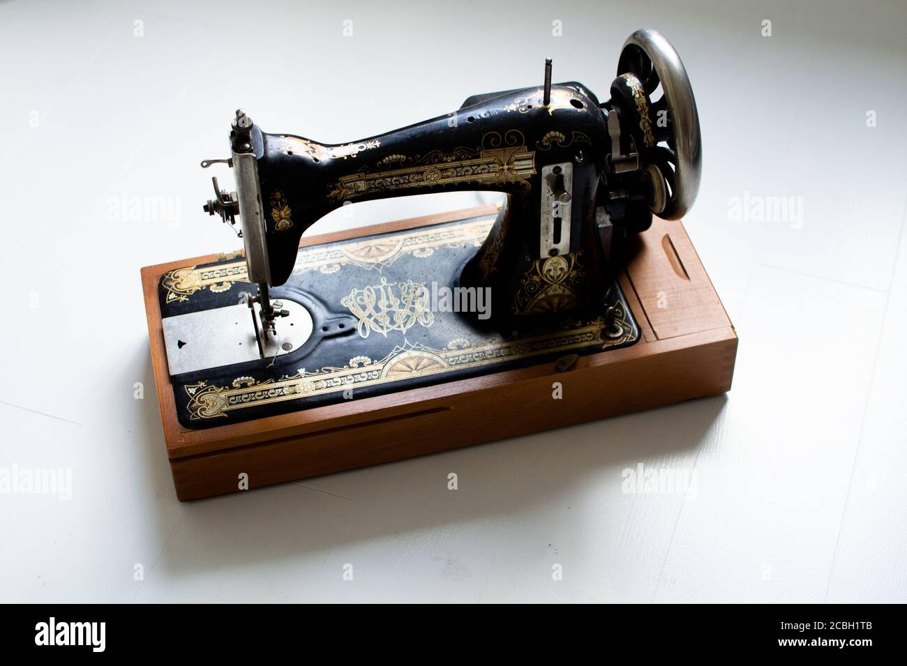 Vintage sewing machine gold hi-res stock photography and images - Alamy