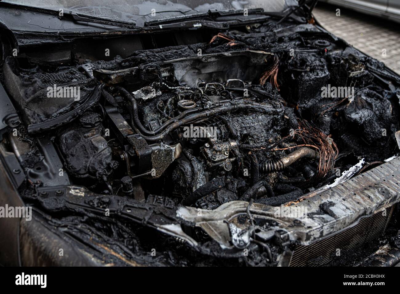 Burnt engine compartment of a modern car. Burnt car Stock Photo - Alamy