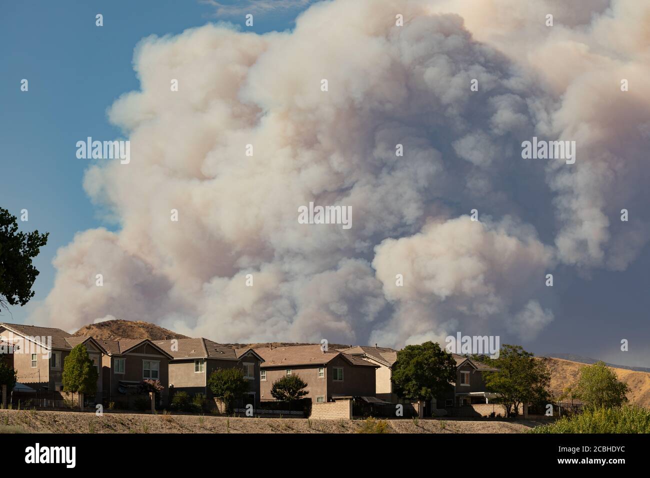 Lake Fire, Californian seasonal fire with high smoke cloud in suburban ...
