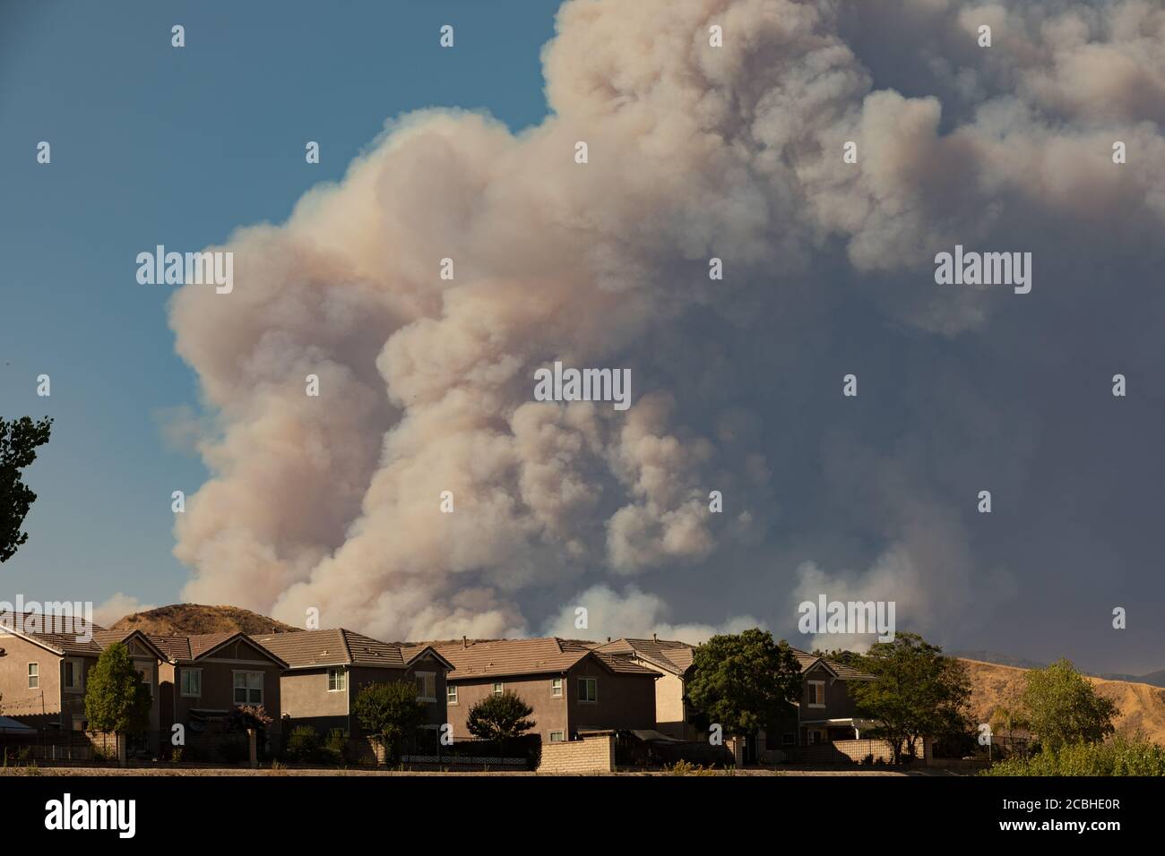 Lake Fire, Californian seasonal fire with high smoke cloud in suburban ...