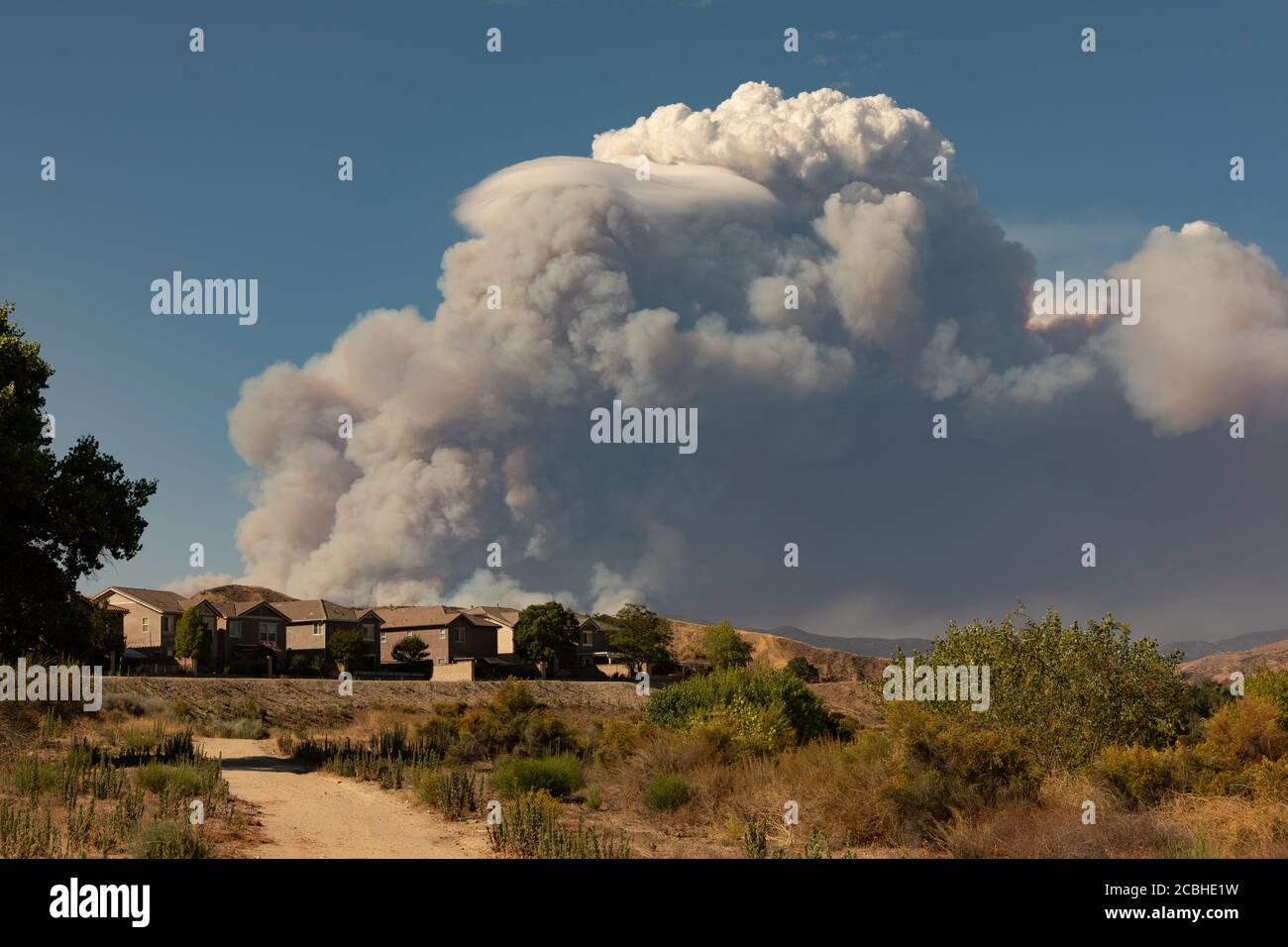 Lake Fire, Californian seasonal fire with high smoke cloud in suburban ...