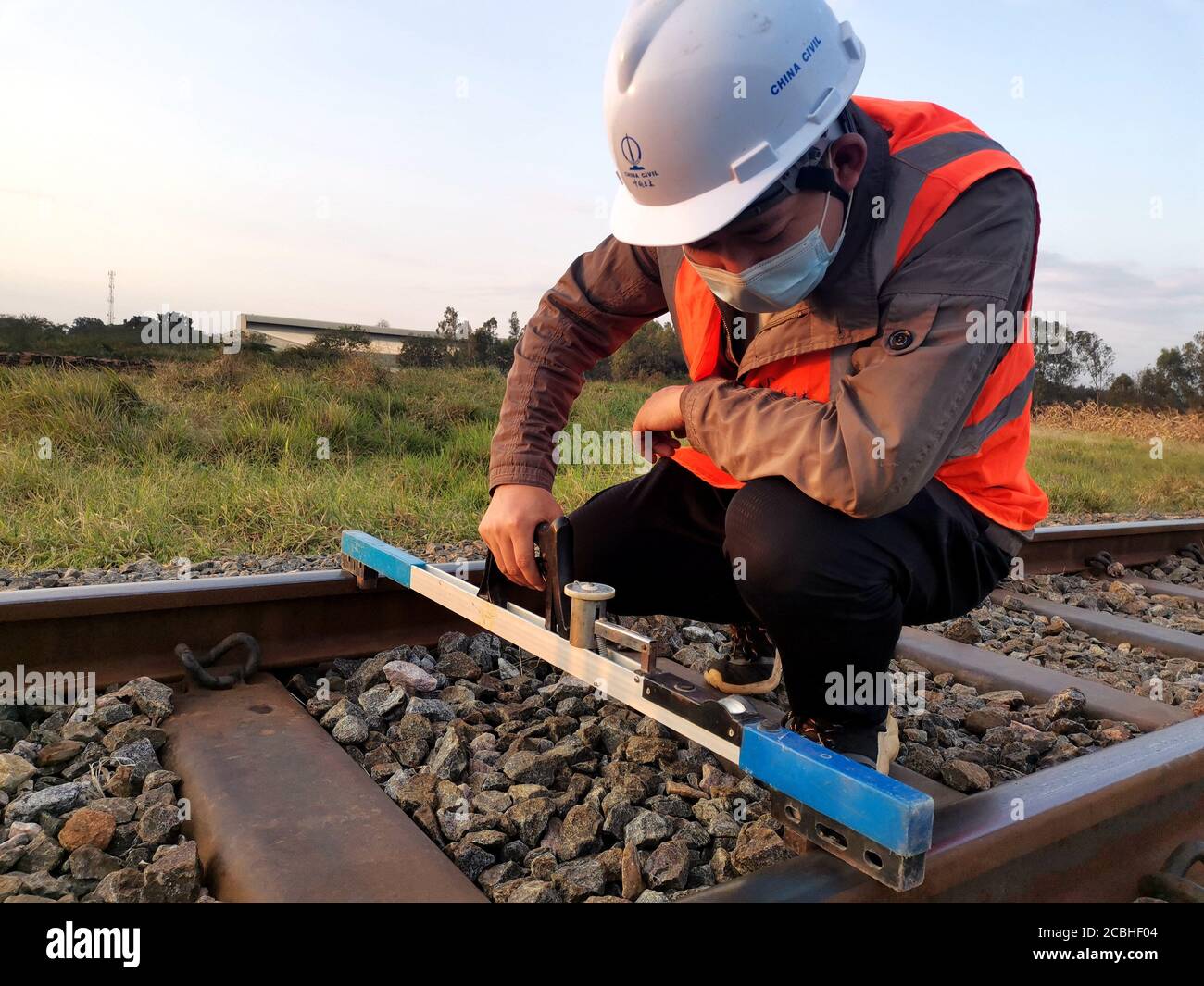 (200814) -- DAR ES SALAAM, Aug. 14, 2020 (Xinhua) -- Assistant engineer ...