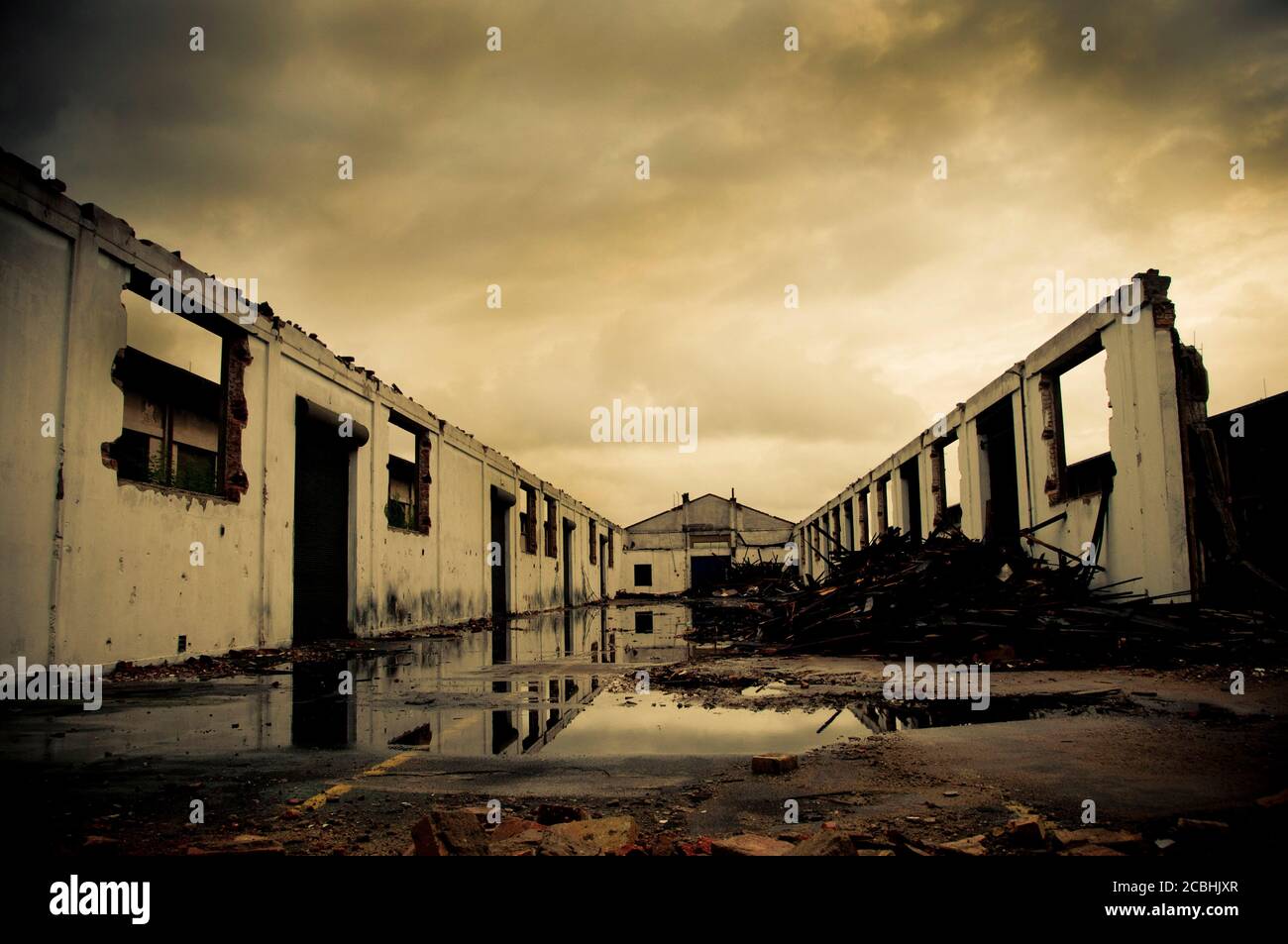 building destroyed, in demolition and apocalyptic atmosphere Stock ...