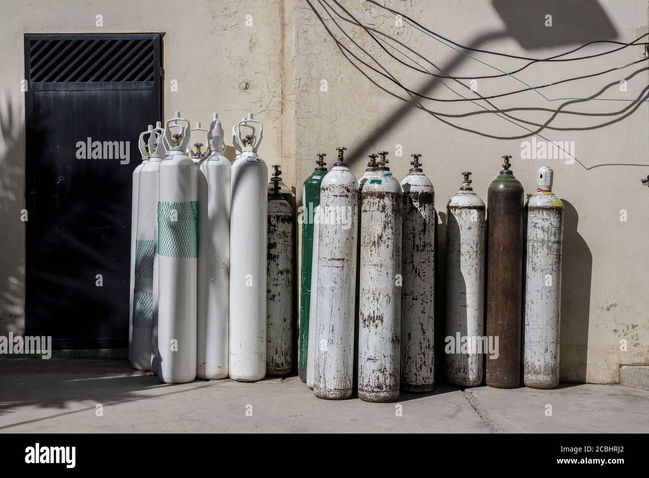 Empty oxygen cylinders hi-res stock photography and images - Alamy
