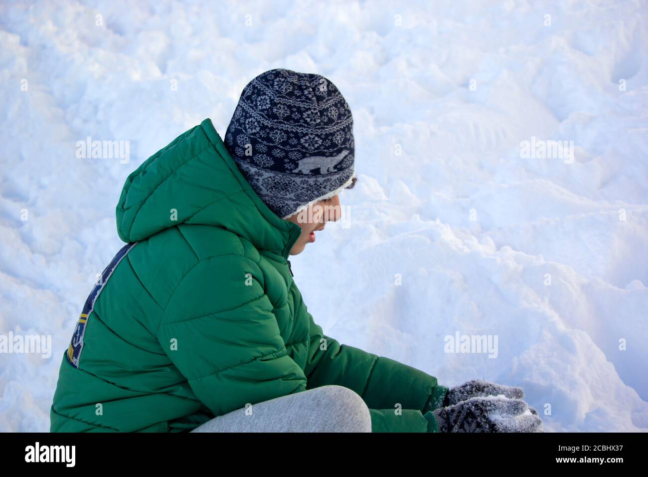 Portrait of happy boy in the snow Stock Photo - Alamy
