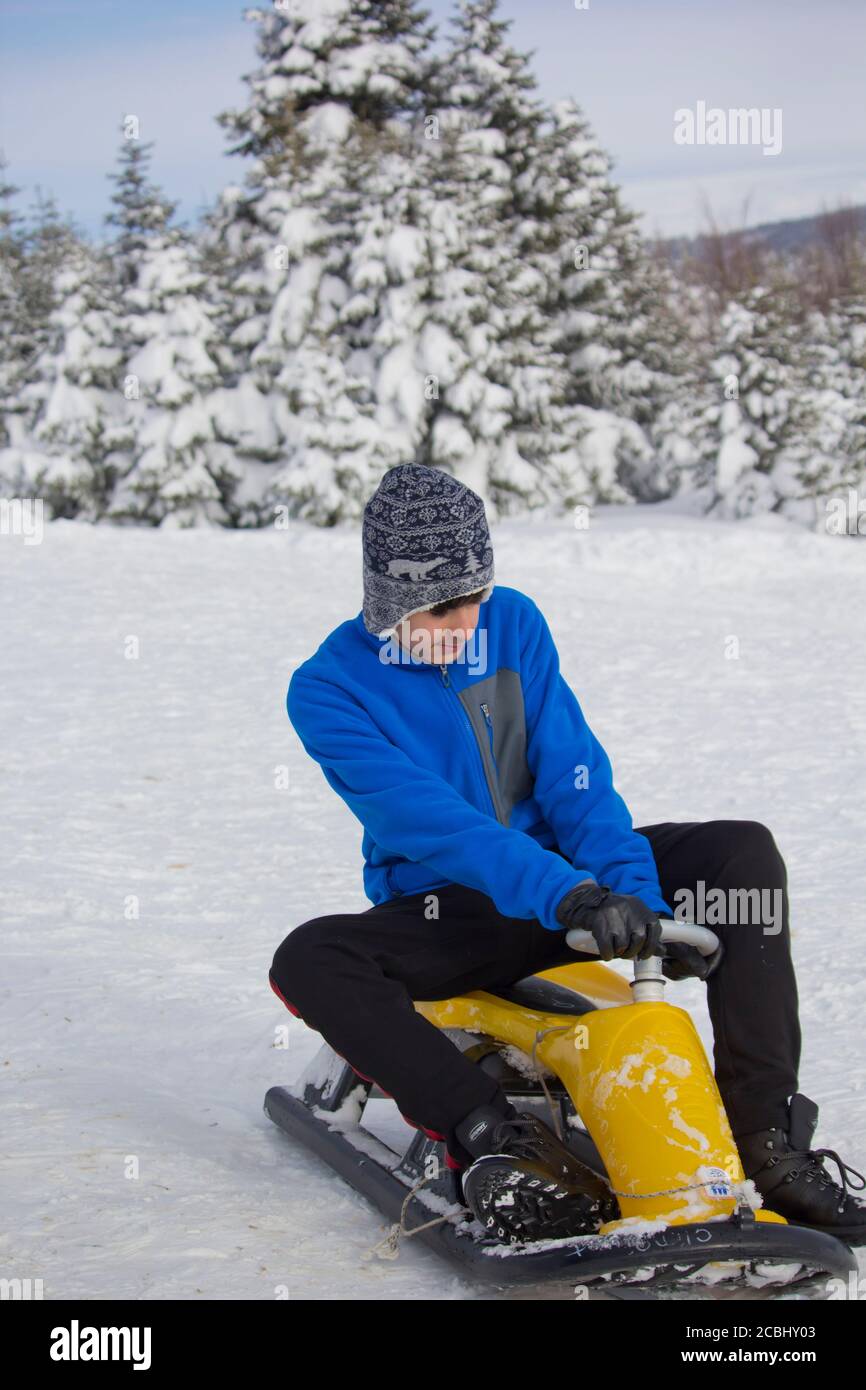 Boy in winter snow hi-res stock photography and images - Alamy