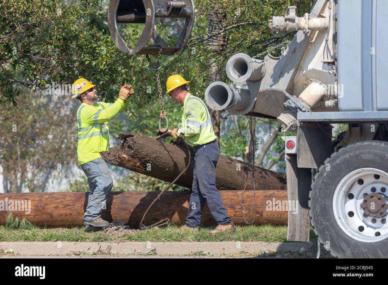 Cedar Rapids, Iowa, USA. 13th August, 2020. A utility crew from ...