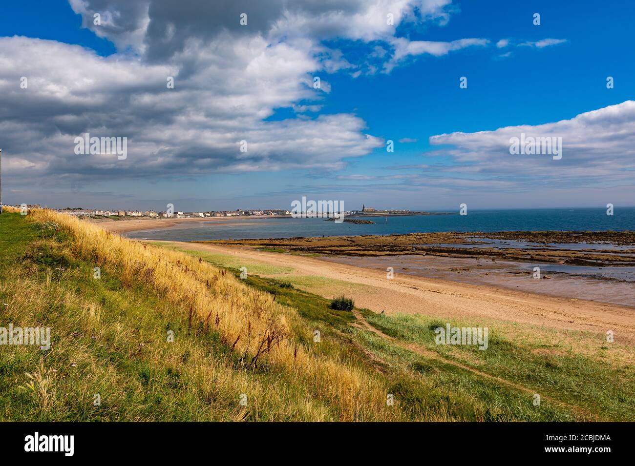 Newbiggin by the sea couple statue hi-res stock photography and images ...