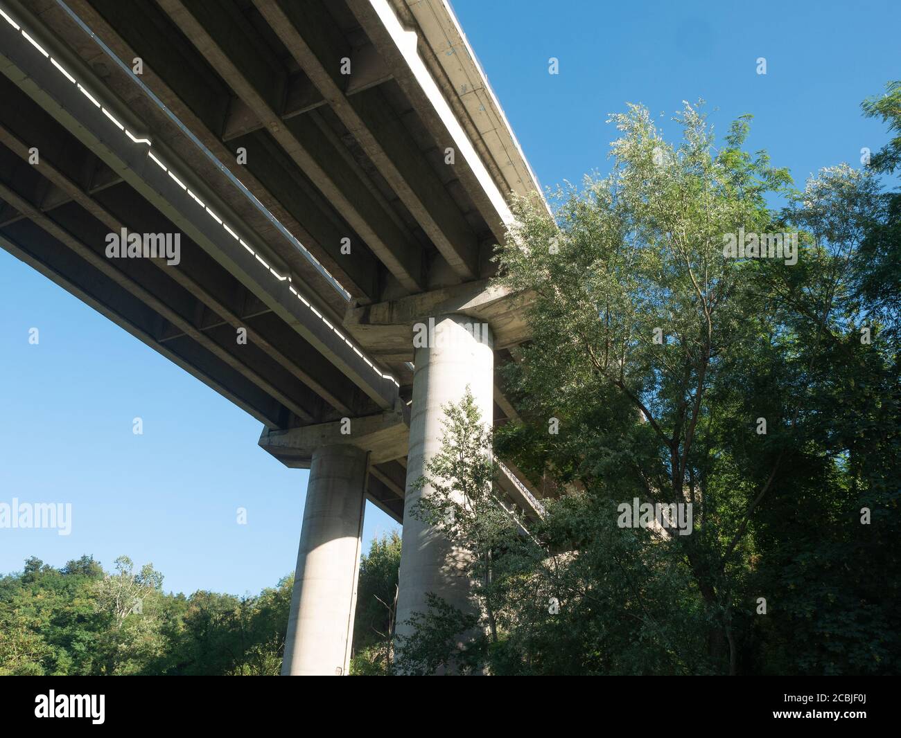 Multiple Lane Highway bridge with reinforced concrete columns ...