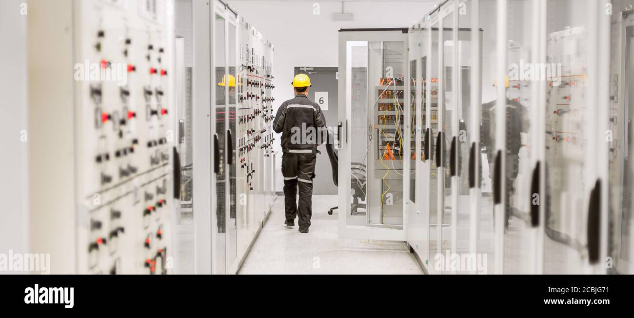 Using protective relay and medium voltage switchgear. Engineering ...