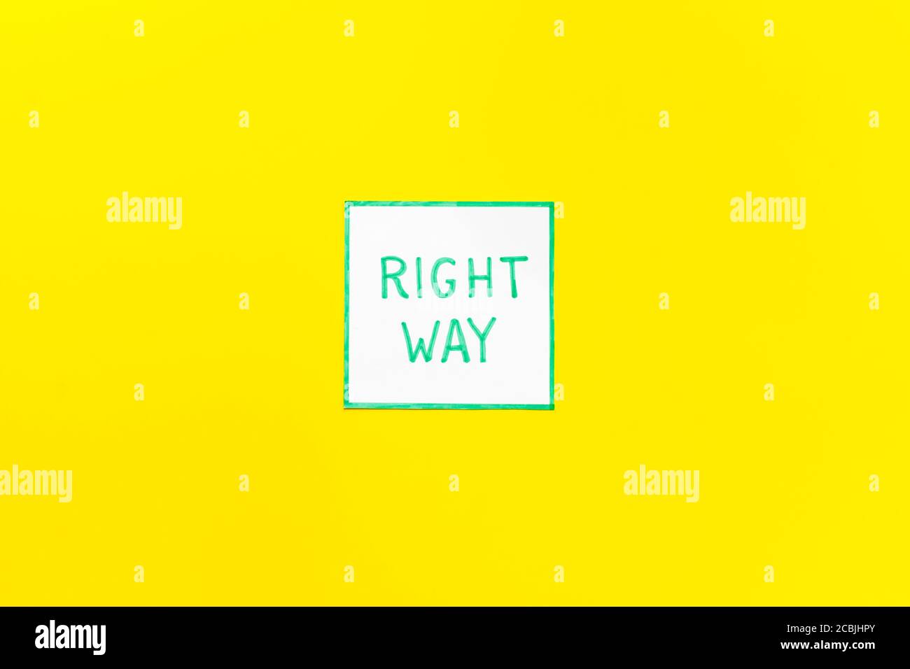 Right way icon on yellow desk top view Stock Photo - Alamy
