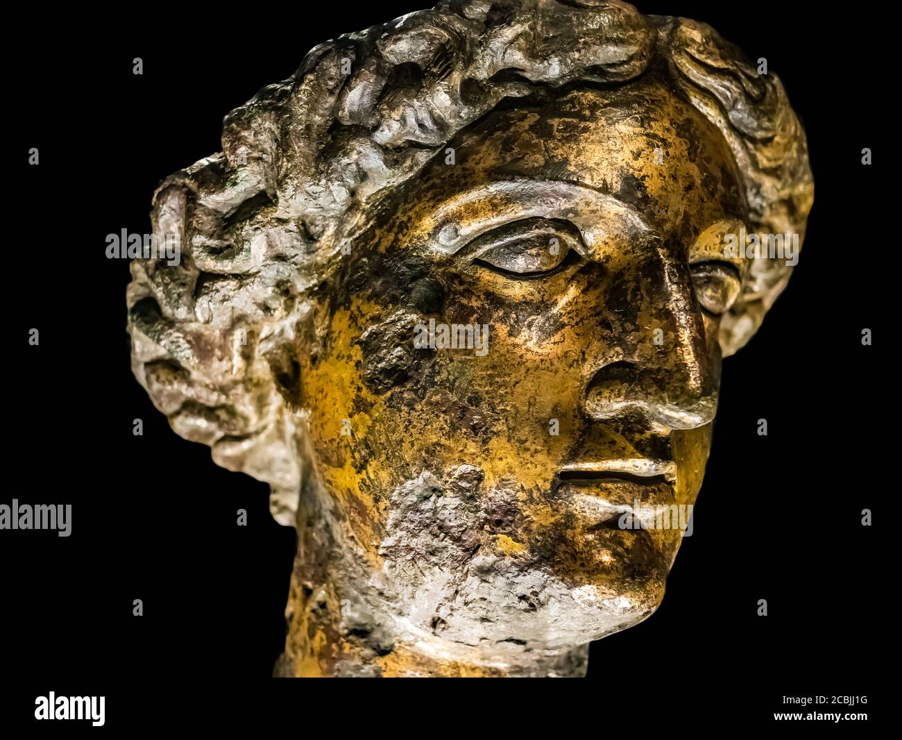 The bronze head of the goddess Sulis Minerva, Roman Baths Stock Photo ...