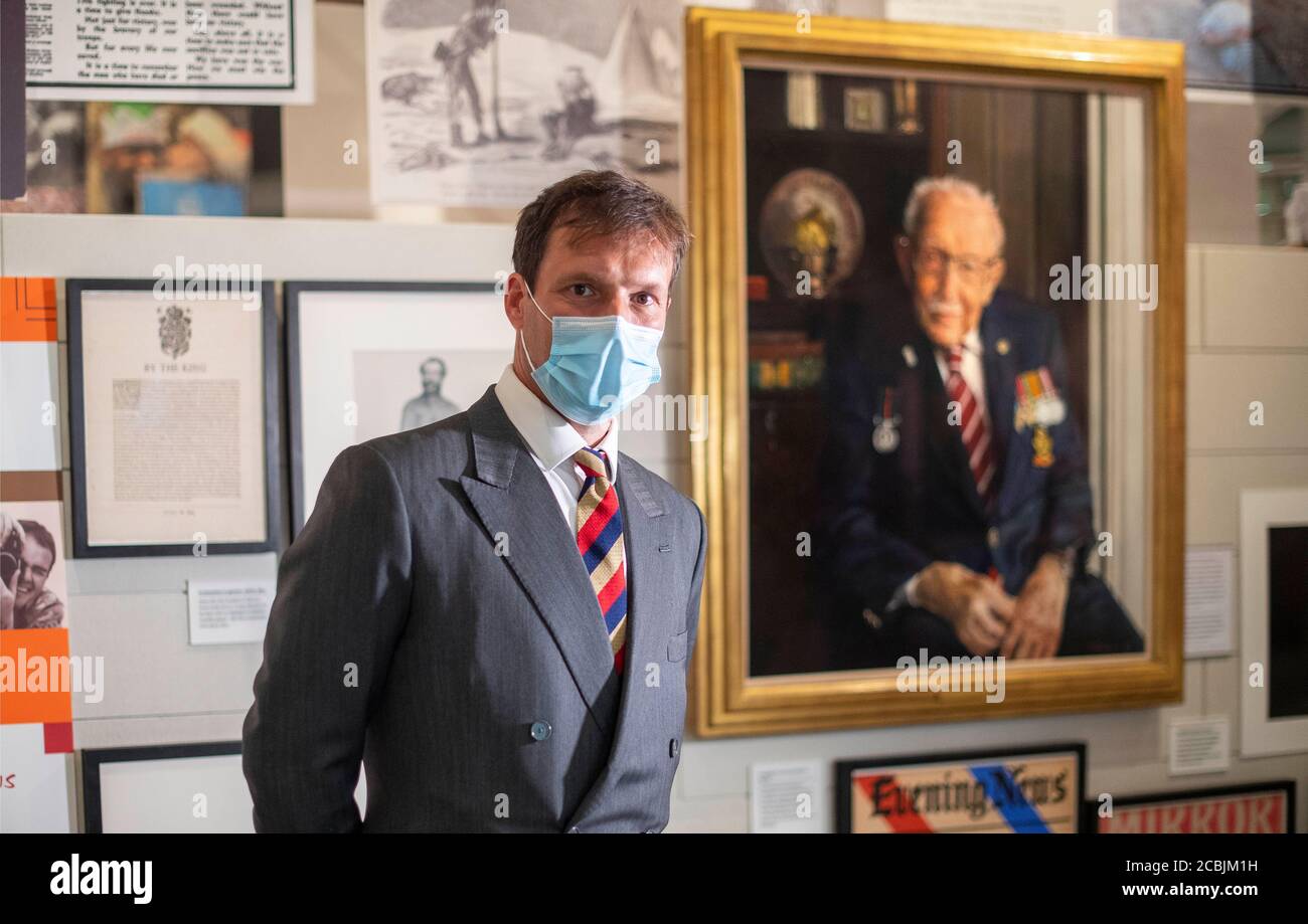 Artist Alex Chamberlin unveils his portrait of Captain Sir Tom Moore at ...