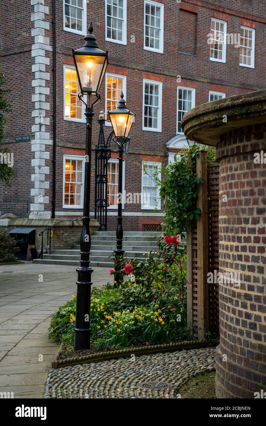 Old style london street lamps hi-res stock photography and images - Alamy