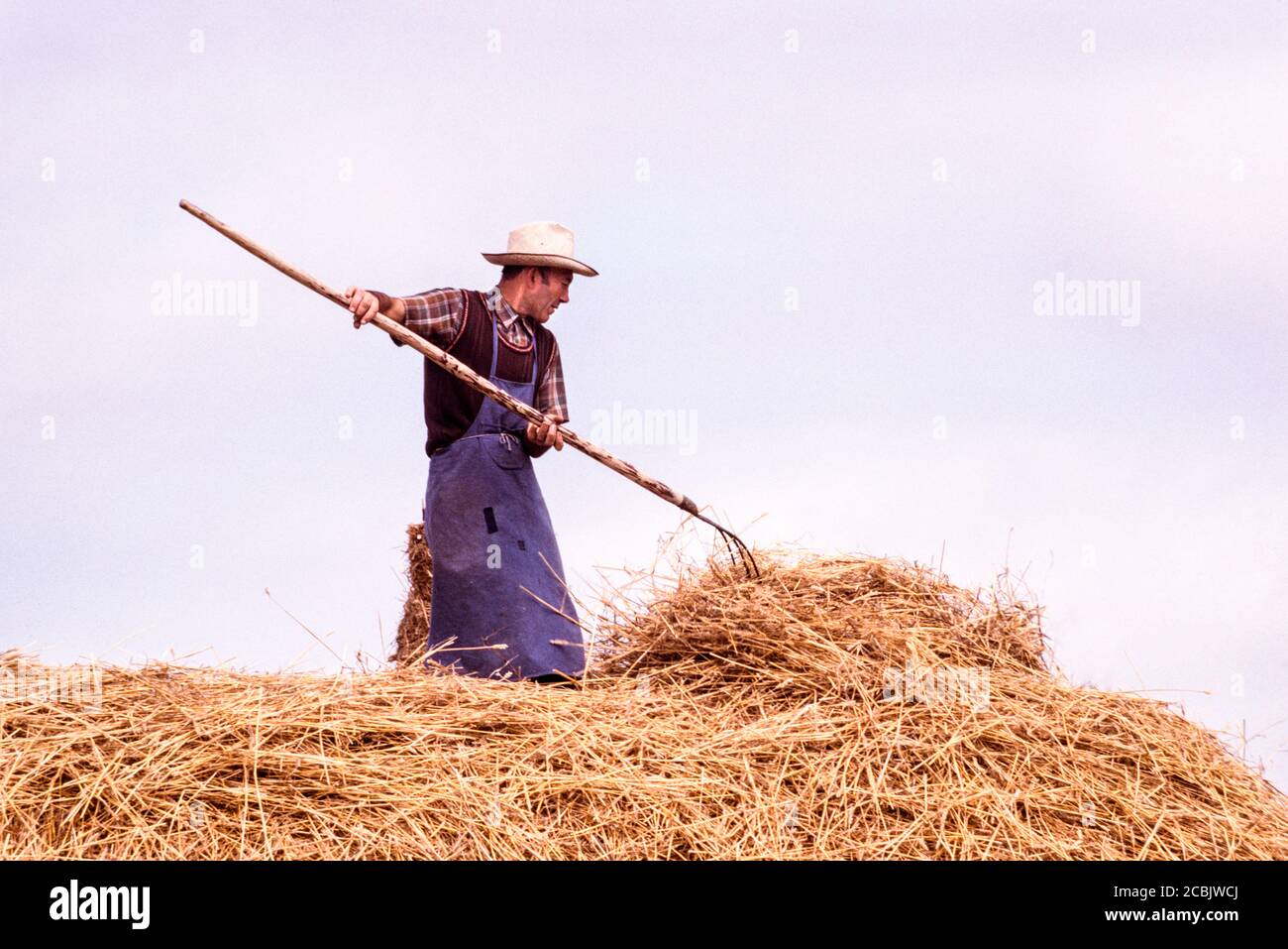 Building haystack hi-res stock photography and images - Alamy
