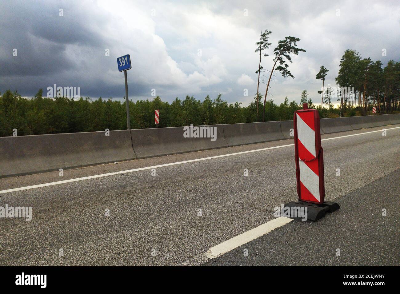 Broken road sign hi-res stock photography and images - Alamy