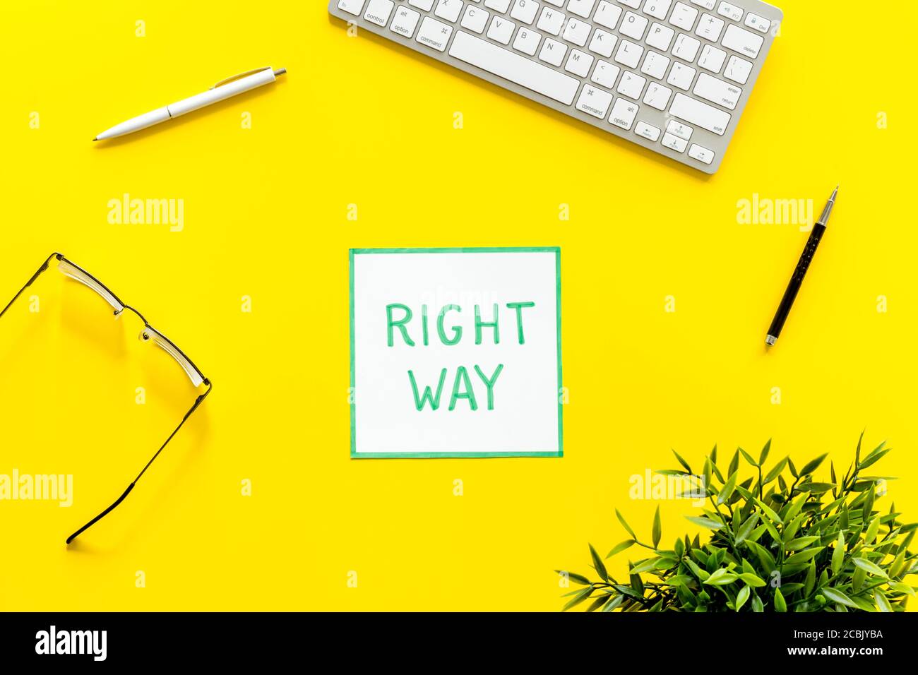 Right way icon on yellow office desk top view Stock Photo - Alamy