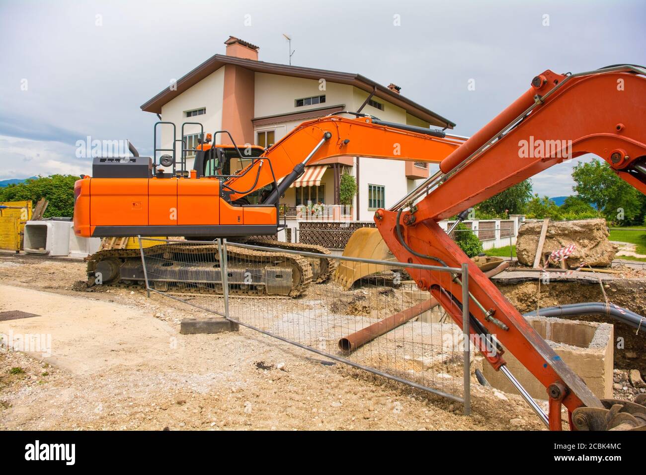 Crawler excavators with rotating house platforms and continuous ...