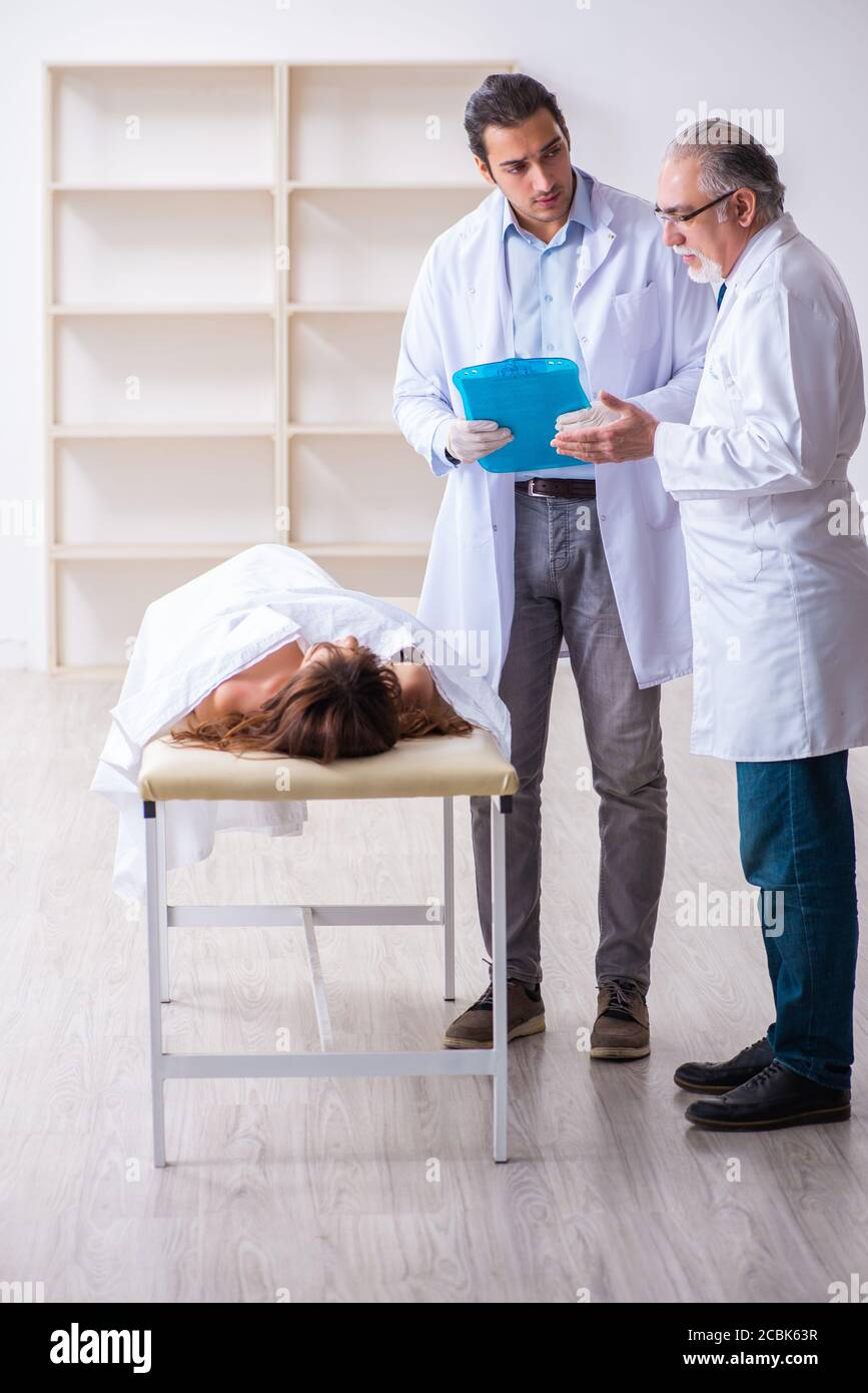 Police coroner examining dead body corpse in the morgue Stock Photo - Alamy