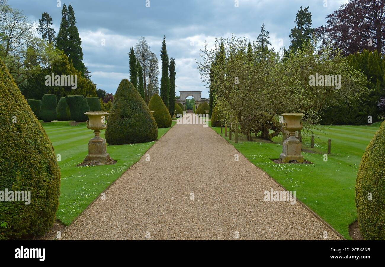 Formal english garden hi-res stock photography and images - Alamy