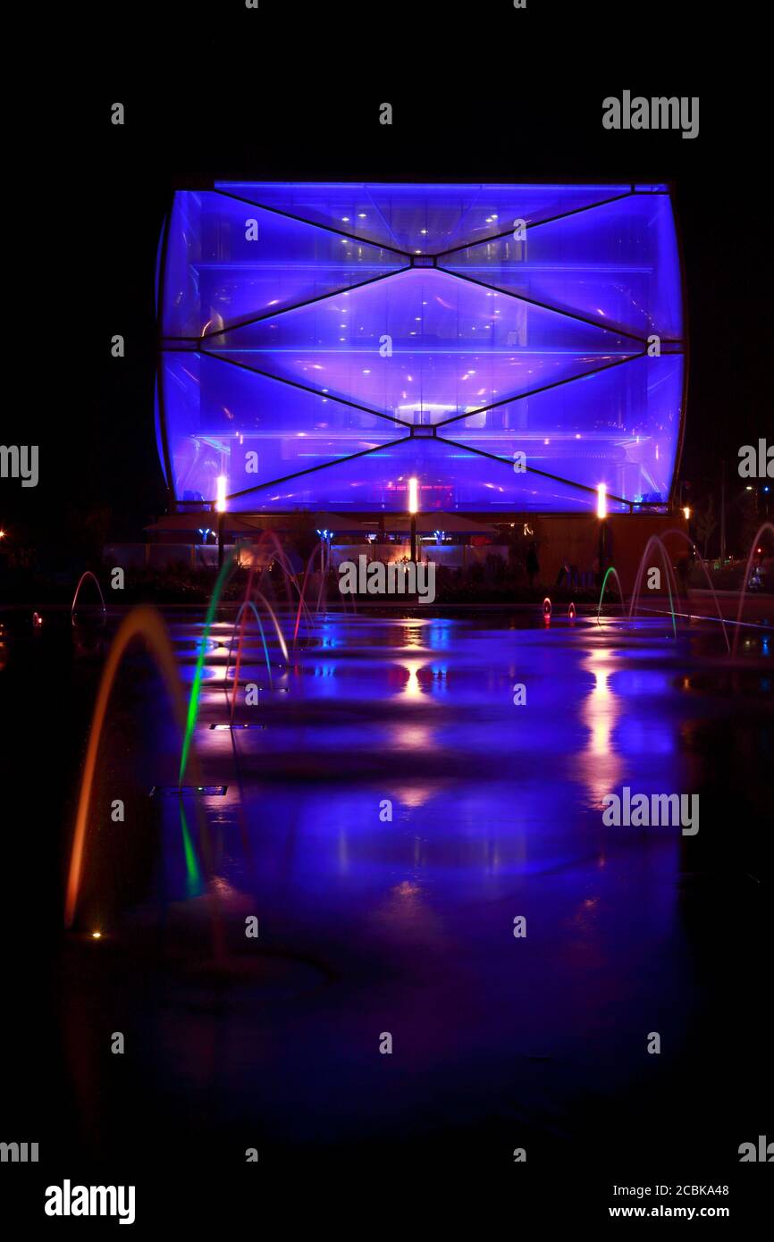 " Le Nuage" building, wrapped in an inflatable membrane. Parvis ...