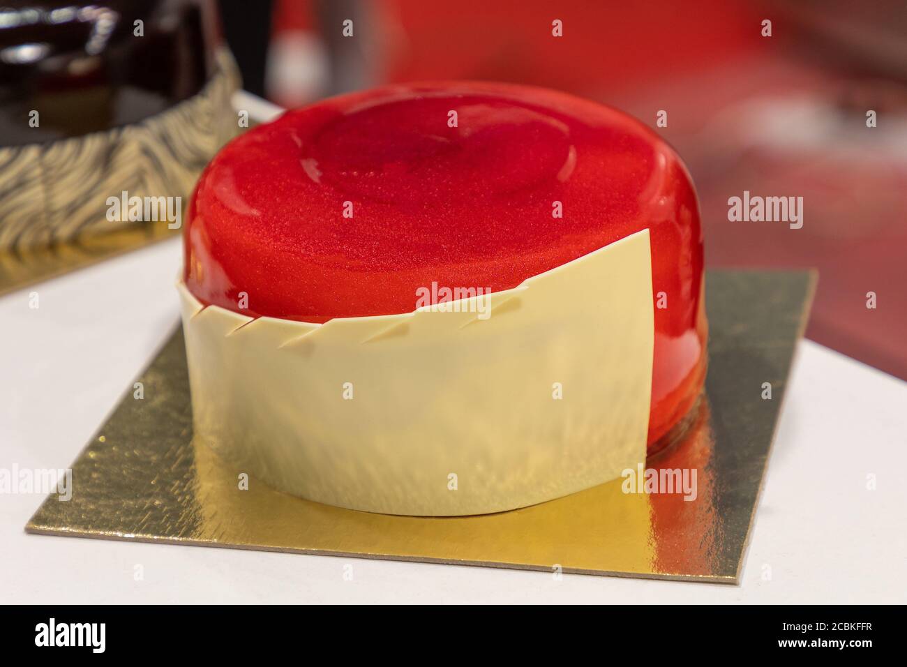 Round red tray hi-res stock photography and images - Alamy