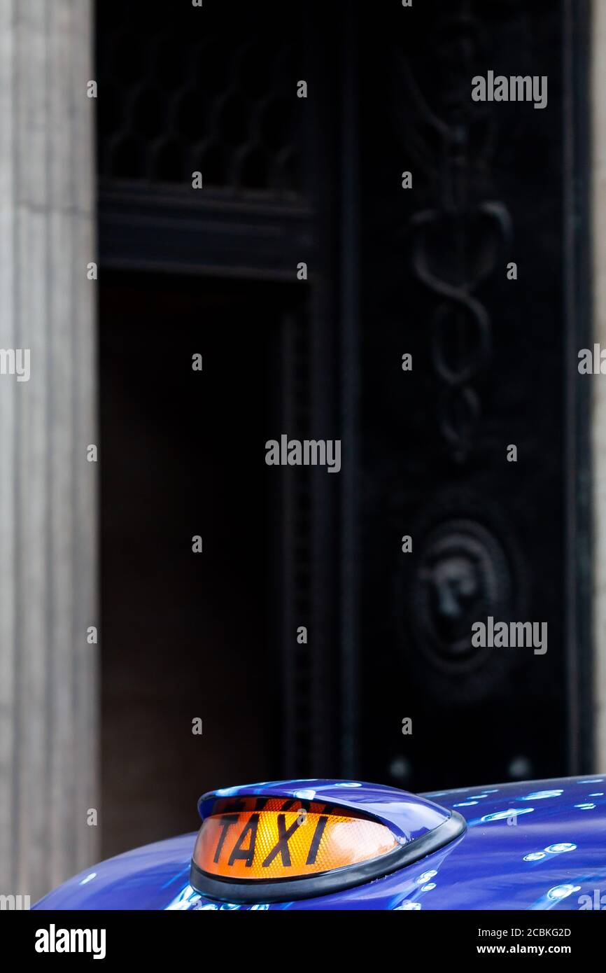 London taxi cab sign hi-res stock photography and images - Alamy