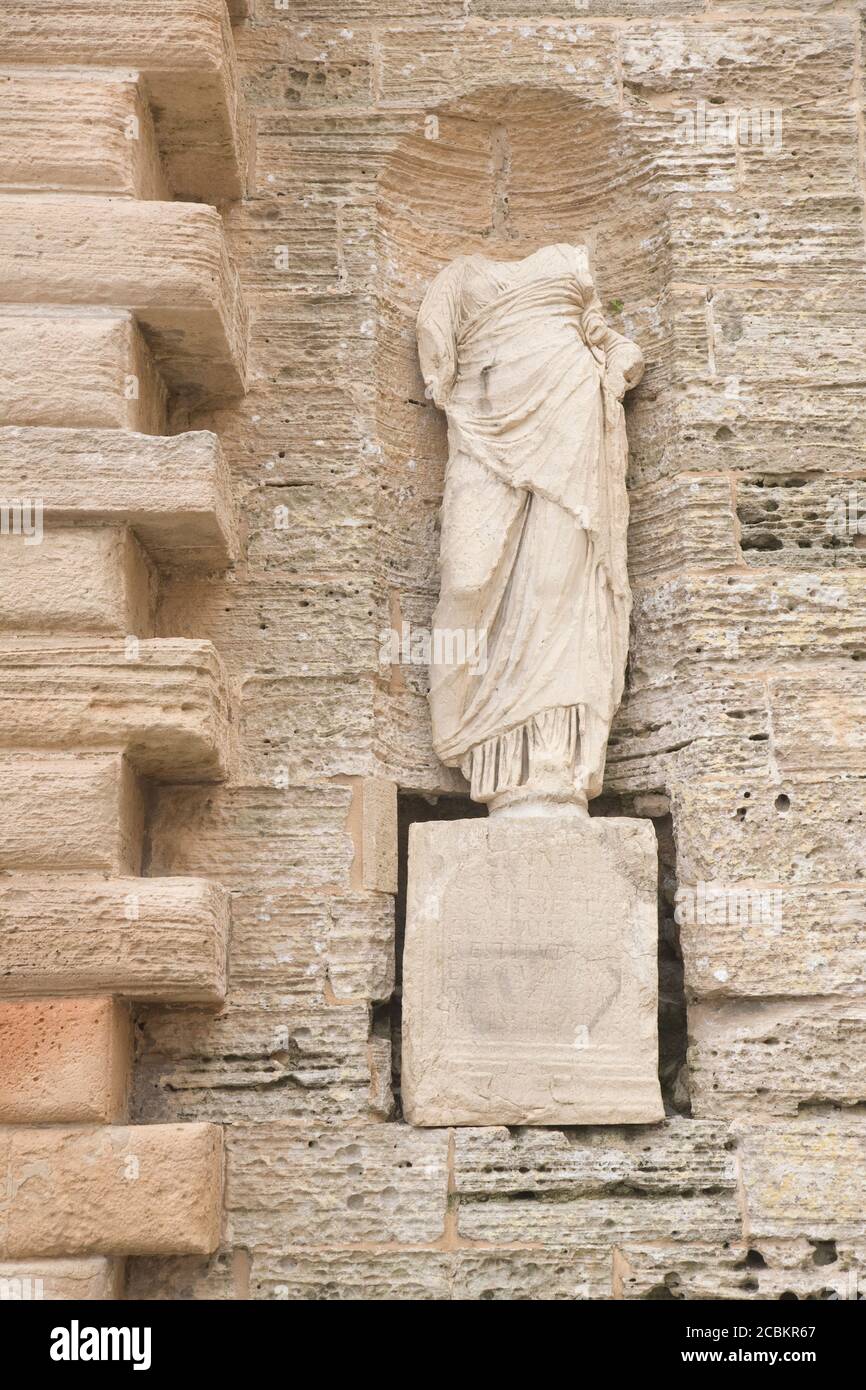 Statue in alcove on wall hi-res stock photography and images - Alamy