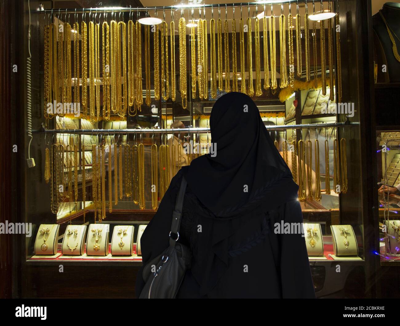 Gold woman qatar hi-res stock photography and images - Alamy