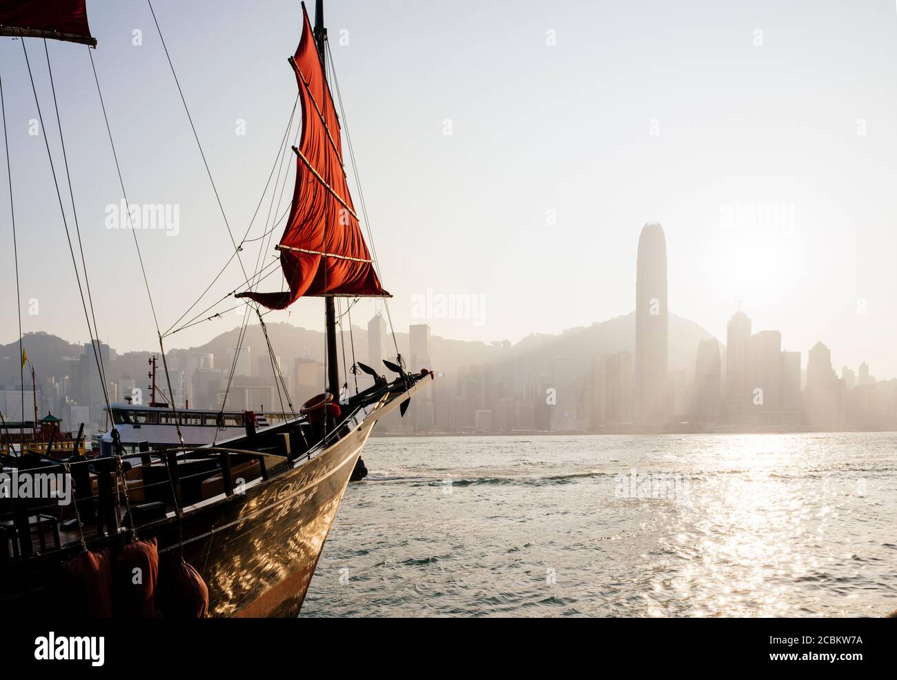 Traditional Chinese Junk sailing in Hong Kong harbour, Hong Kong, China ...