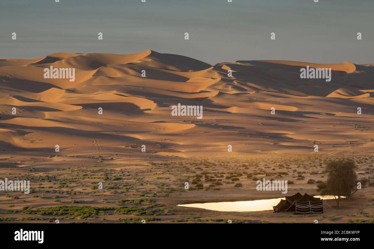 United arab emirates desert tent hi-res stock photography and images ...